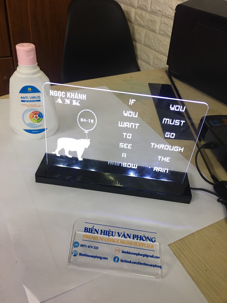 Biển để bàn mica trong suốt đèn LED, lịch để bàn có led, biển tên để bàn